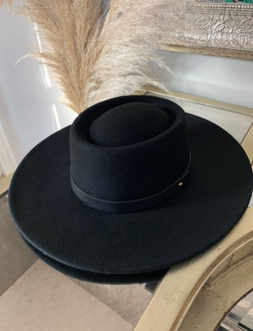 BEAUTY GURU HAT- BLACK – Mrs. Blush